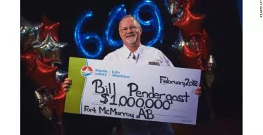 Après avoir perdu sa maison dans un incendie, il gagne 1 million au loto!