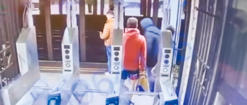 New-York : Joseph Lynskey survit après avoir été poussé sur les rails ...