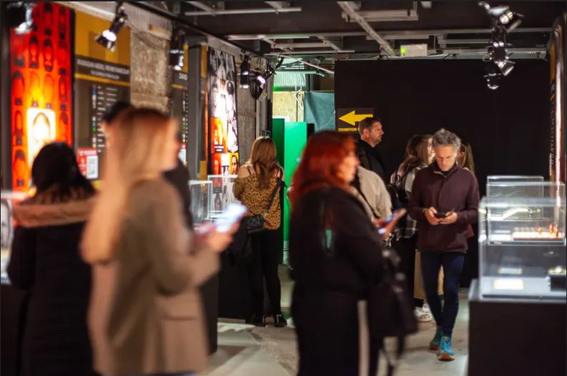 Livres, photos dédicacées, cartes de visite…le tueur cannibale Nicolas ...