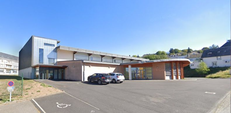 Élève enfermé au collège d’Ussel : une CPE tente de se défenestrer